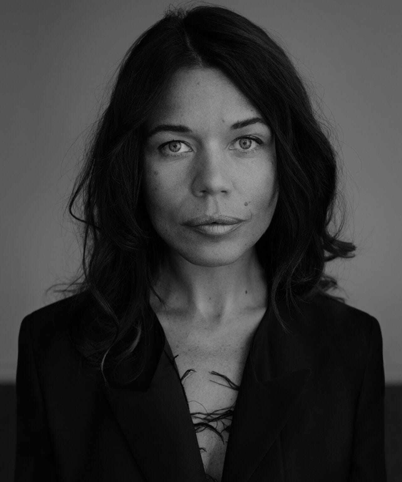 Lotta Lundgen debuterar med novellen Är det så mycket begärt för Novellix